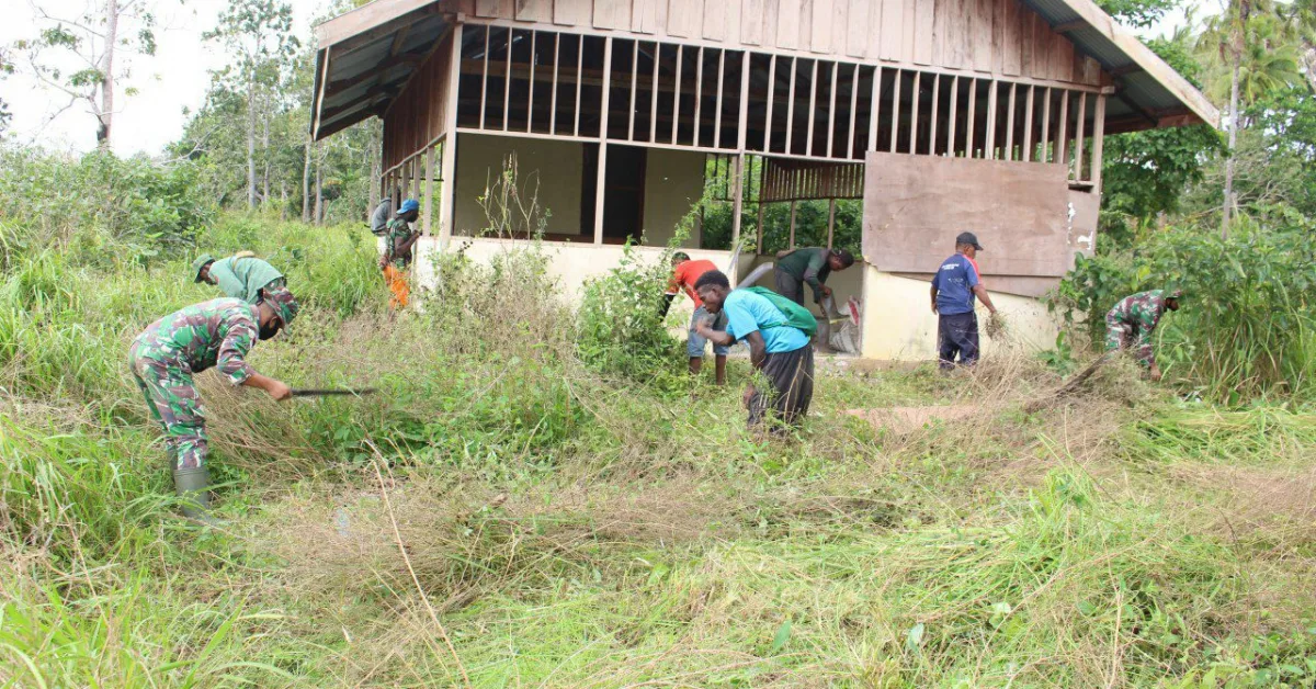 Satgas Yonif 125 Laksanakan Gotong Royong Dengan Warga Kampung Kondo ...
